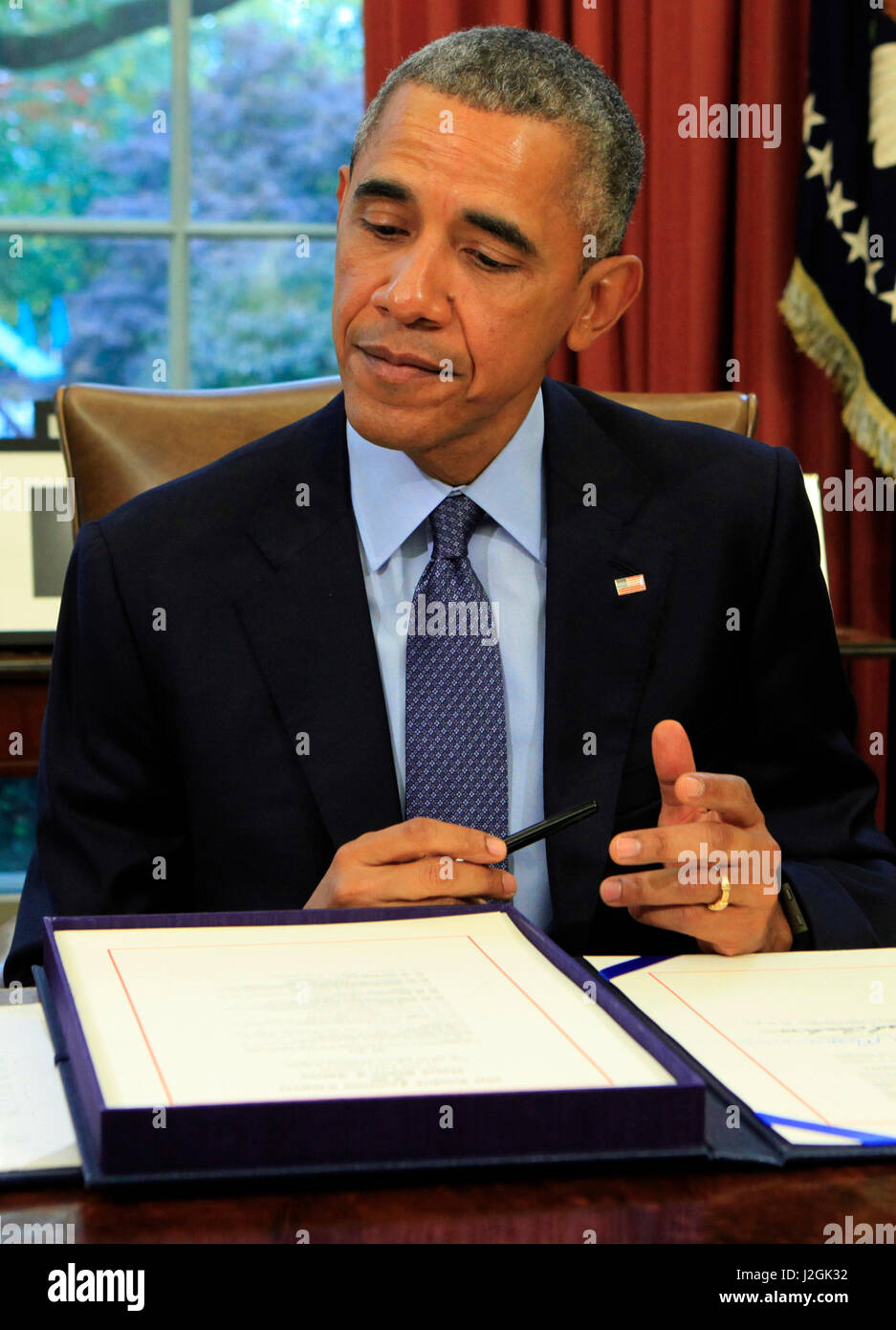 President Barack Obama signs the bipartisan budget bill 2015 into law ...