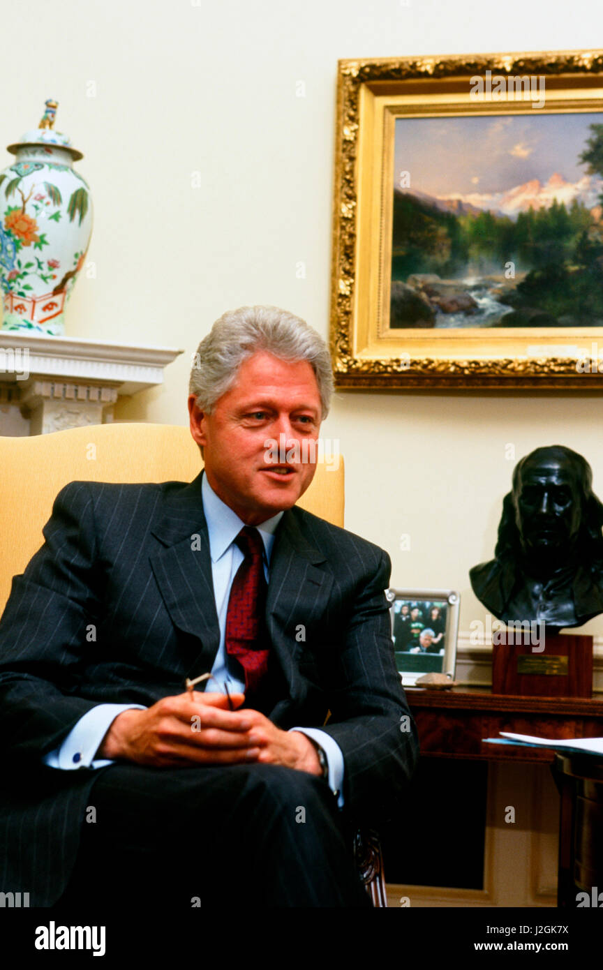 President clinton at white house hi-res stock photography and images ...
