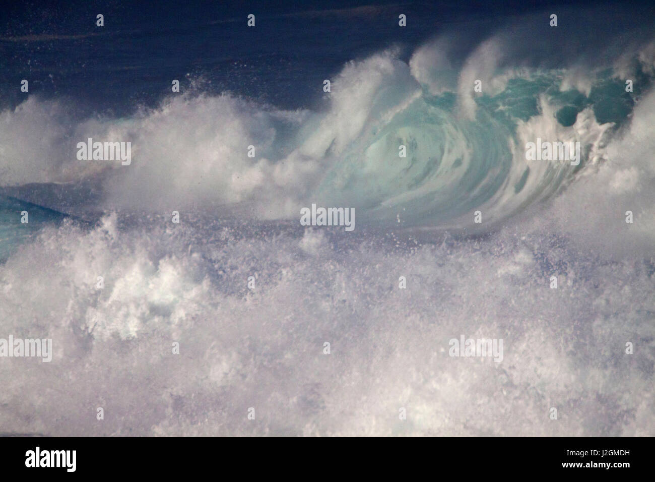 USA, Hawaii, Oahu, Large waves along the Pipeline Beach on the windward ...