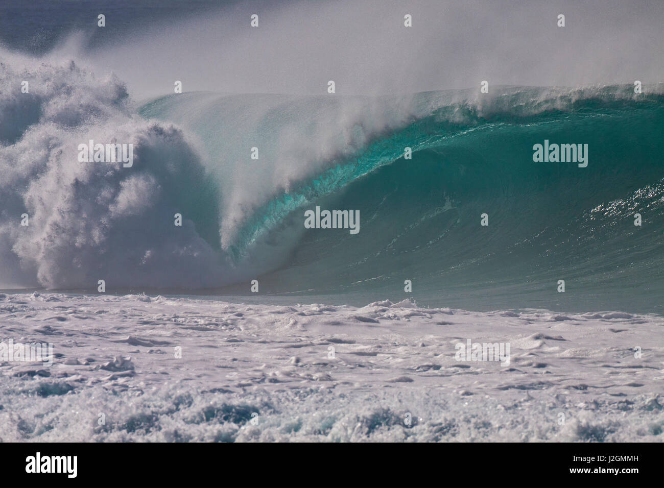 USA, Hawaii, Oahu, Large waves along the Pipeline Beach on the windward ...