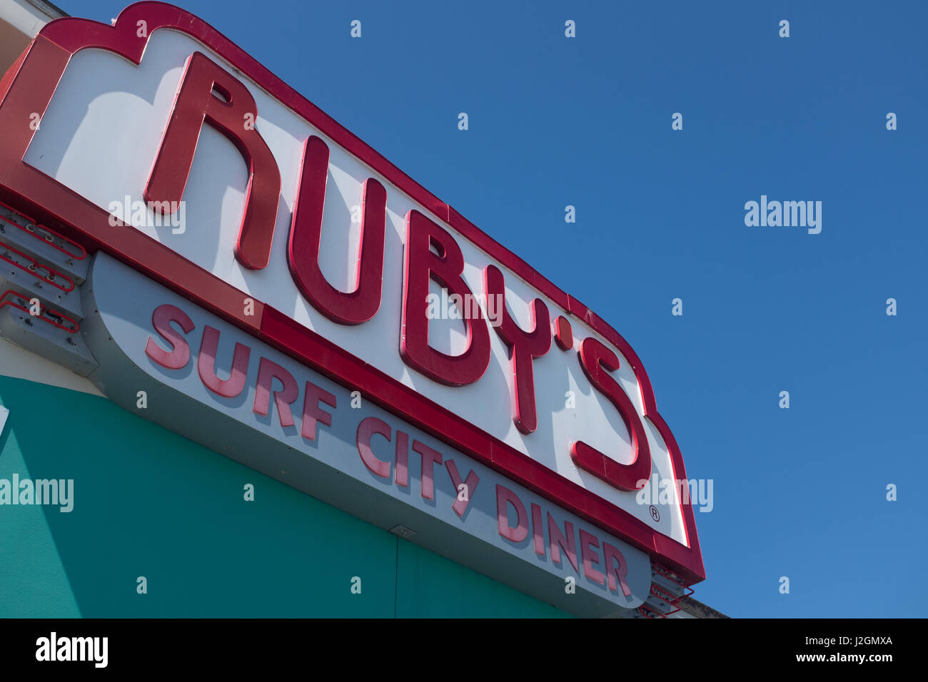 Ruby's Diner at the end of the pier at Huntington Beach, California ...
