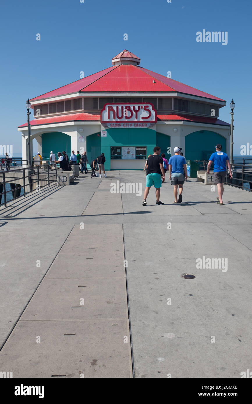 Ruby's Diner at the end of the pier at Huntington Beach, California ...