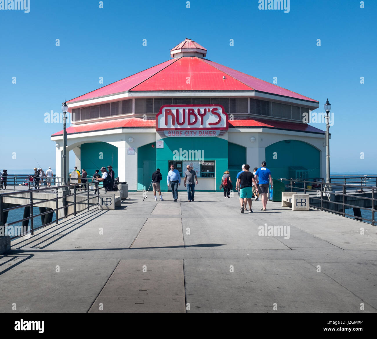 Ruby's Diner at the end of the pier at Huntington Beach, California ...