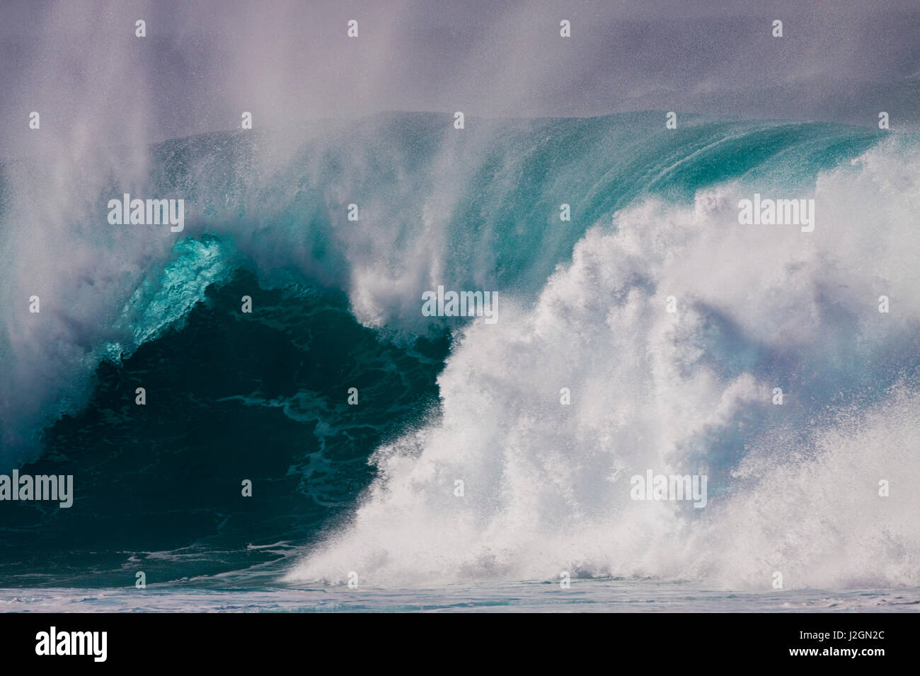 USA, Hawaii, Oahu, Large waves along the Pipeline Beach on the windward ...