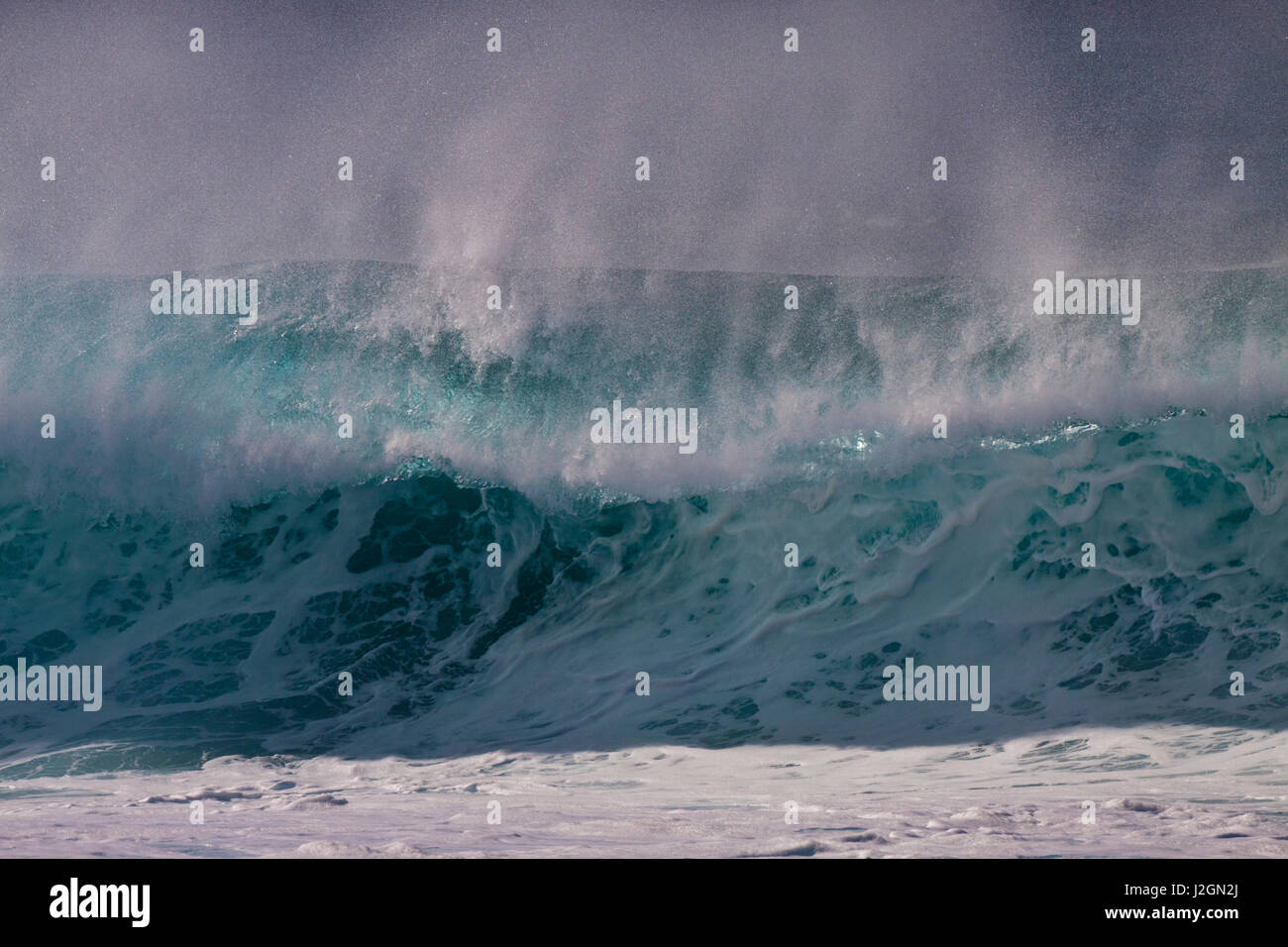 USA, Hawaii, Oahu, Large waves along the Pipeline Beach on the windward ...