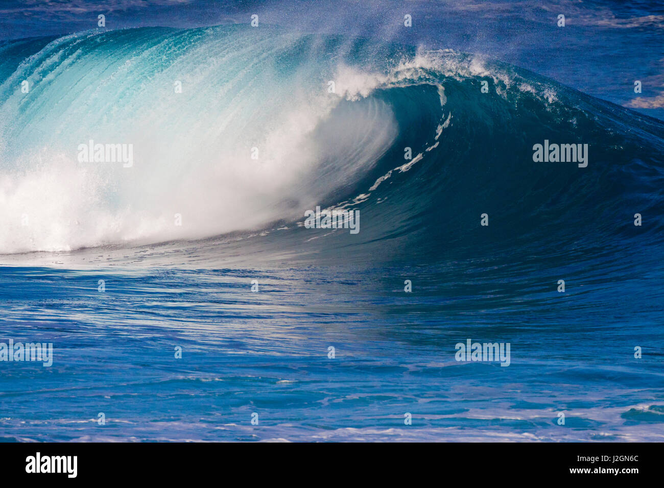 USA, Hawaii, Oahu, Large waves along the Pipeline Beach on the windward ...