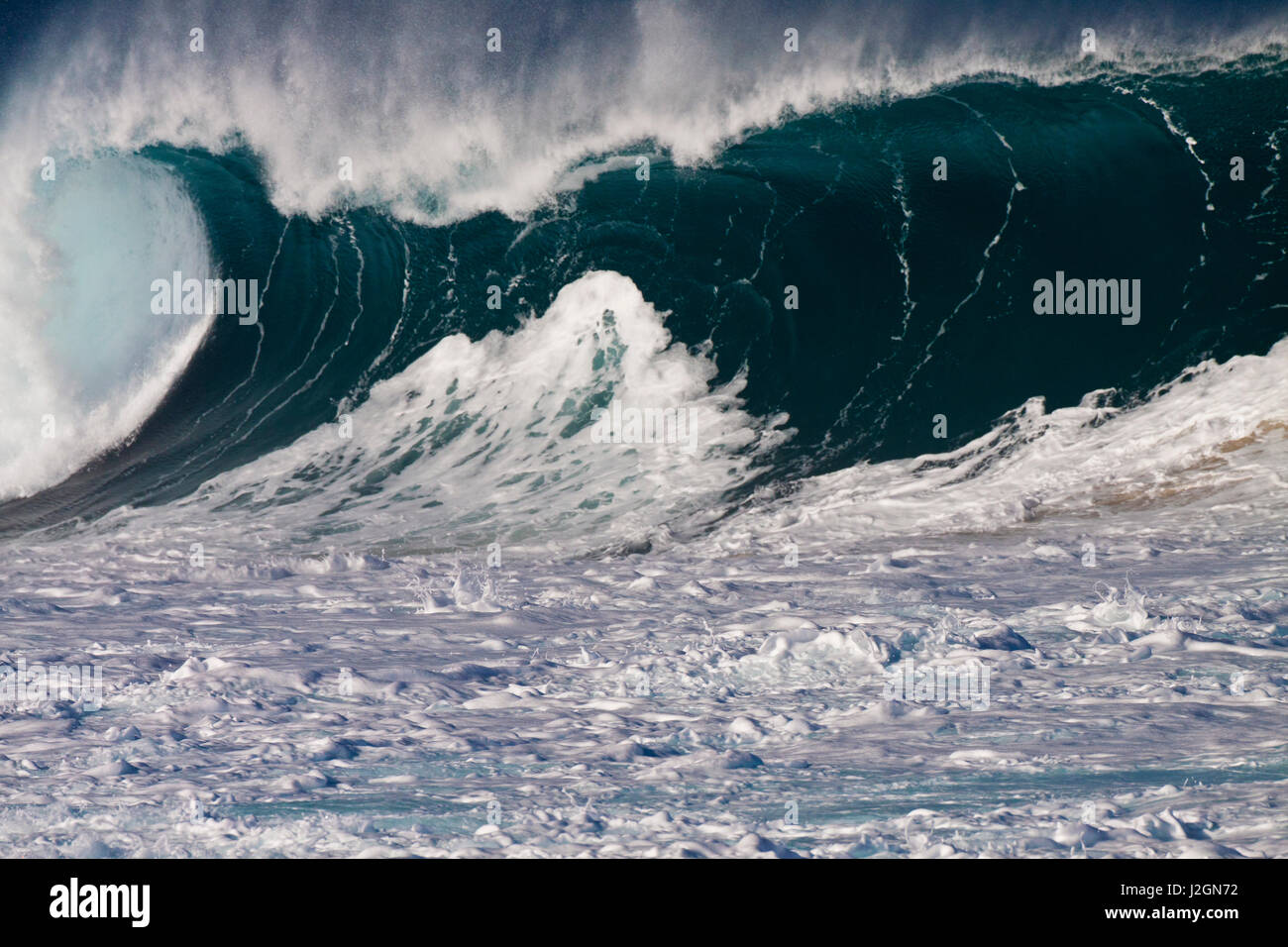 USA, Hawaii, Oahu, Large waves along the Pipeline Beach on the windward ...