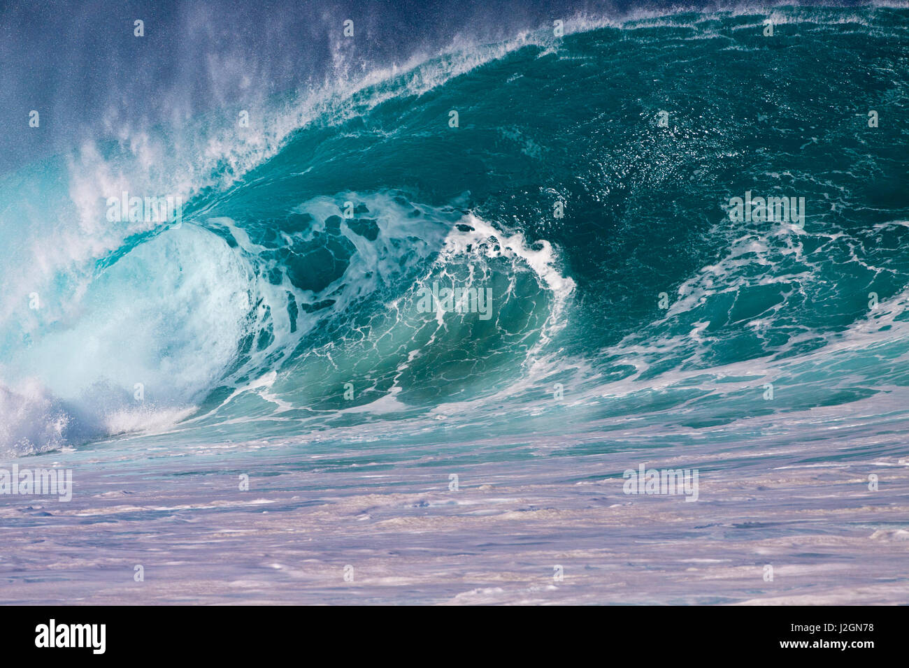 USA, Hawaii, Oahu, Large waves along the Pipeline Beach on the windward ...