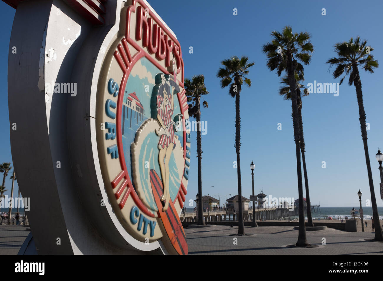 Ruby's Diner at the end of the pier at Huntington Beach, California ...