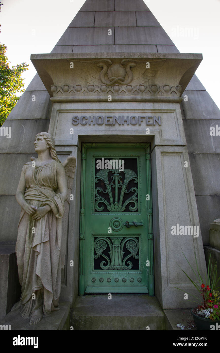 Tomb in Graceland Cemetery in Uptown neighborhood in Chicago, Northside ...