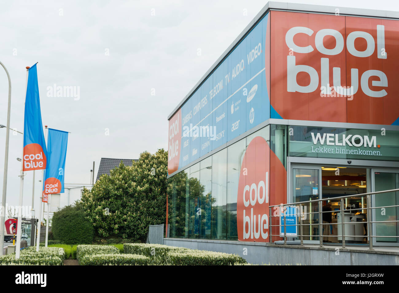 Coolblue store and logo on the A12 Boomsesteenweg in Antwerp Stock ...