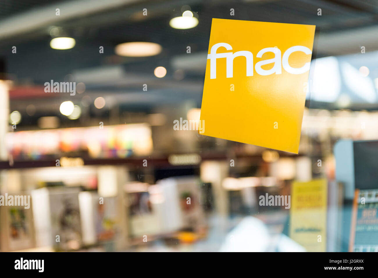 Logo on shop hi-res stock photography and images - Alamy