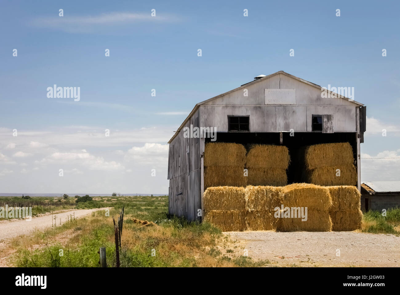 Hay barn along a country road hi-res stock photography and images - Alamy