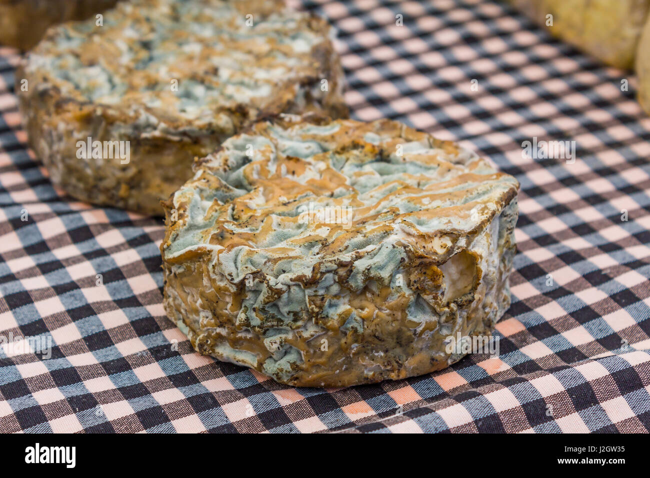 Market stall with fresh artisanal cheese Stock Photo - Alamy