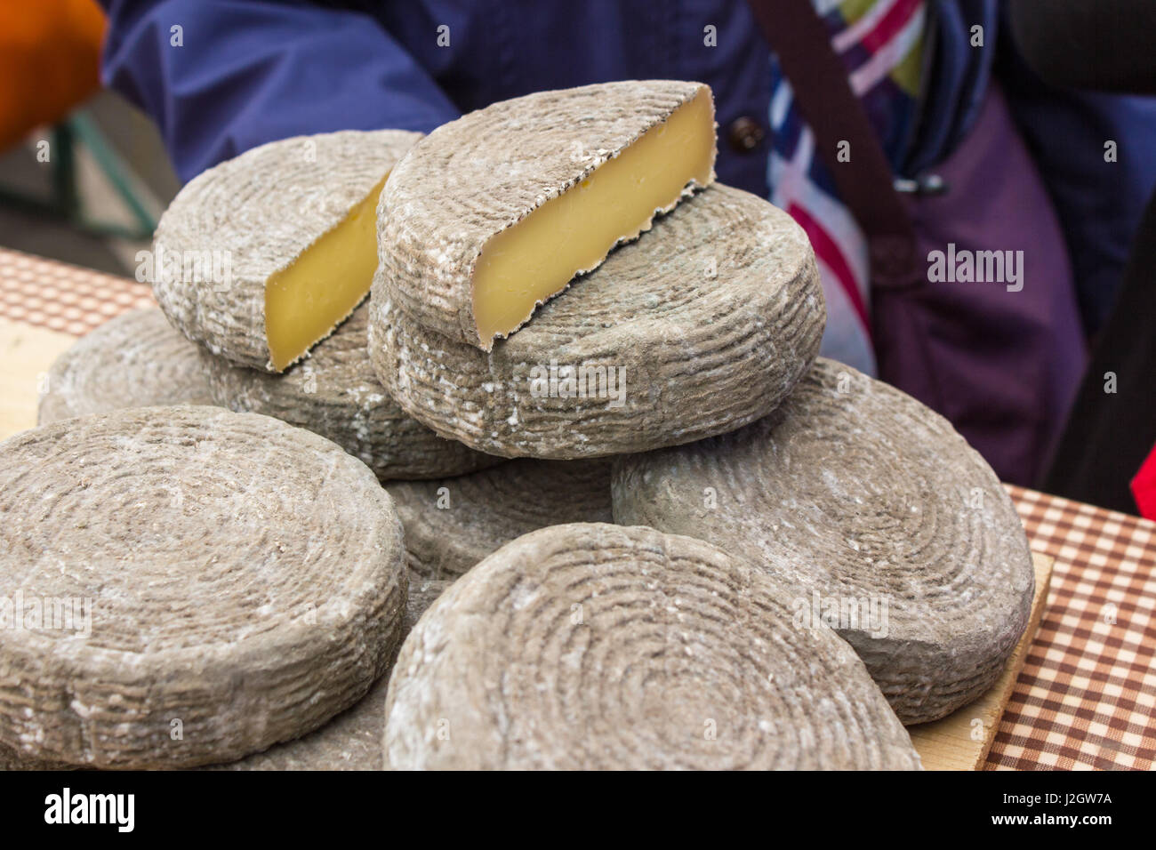 Market stall with fresh artisanal cheese Stock Photo - Alamy