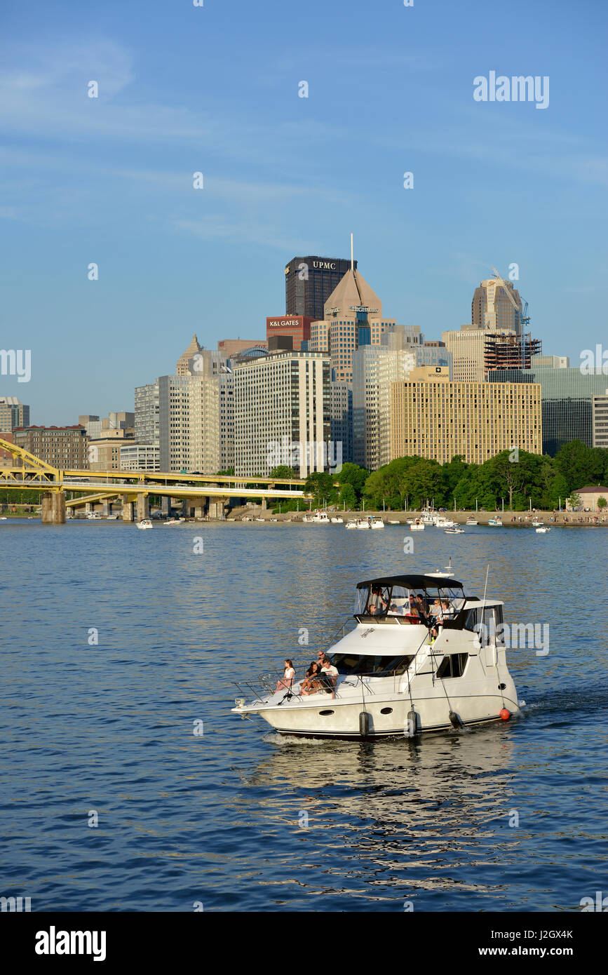 USA, Pennsylvania, Pittsburgh. Boating on the Ohio River in front of ...