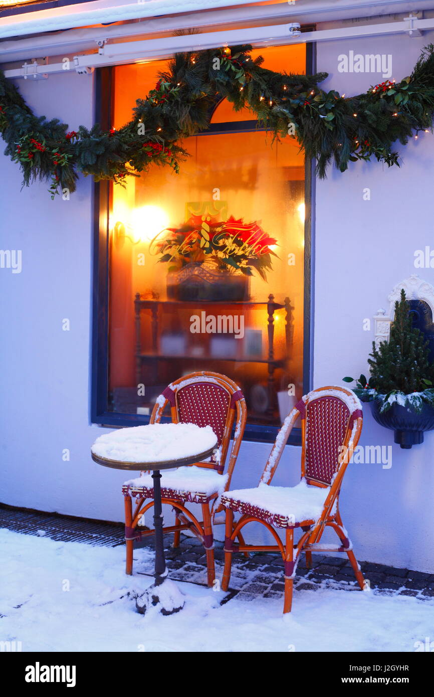 Bremer Schnoorviertel im Winter mit Schnee bei Abenddaemmerung, Bremen ...