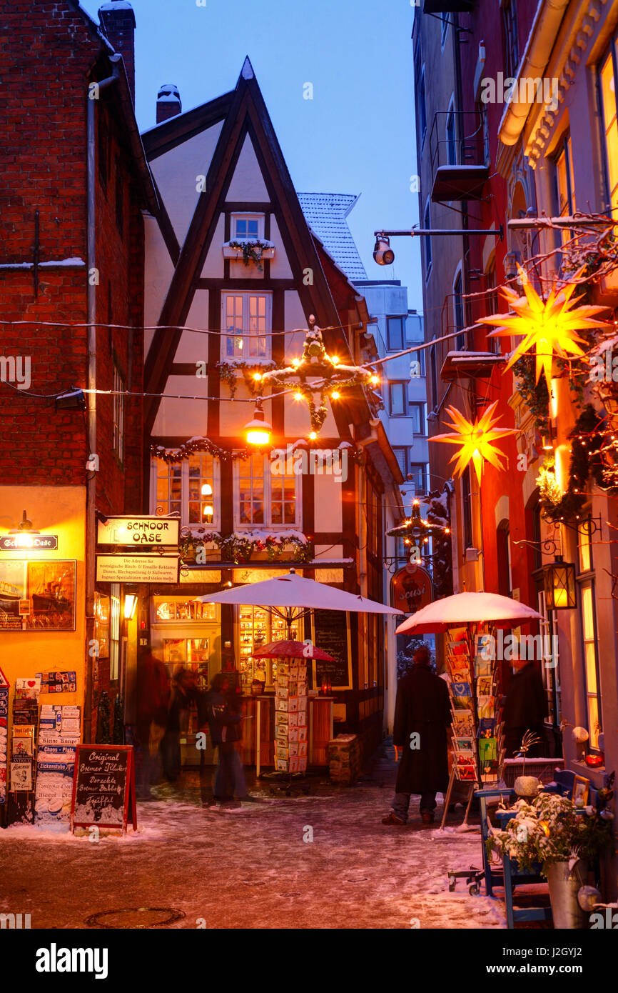 Bremer Schnoorviertel im Winter mit Schnee bei Abenddaemmerung, Bremen ...