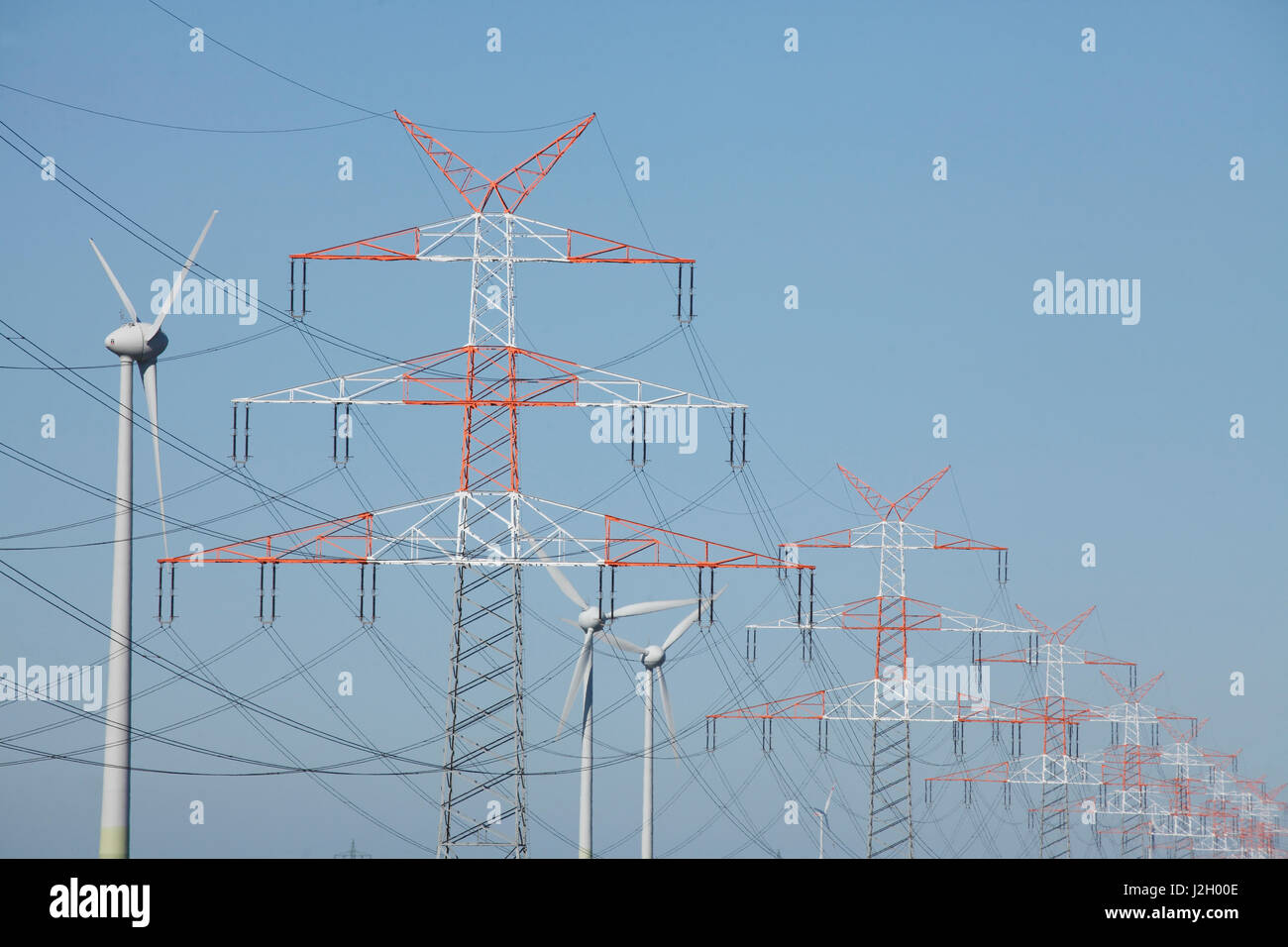 Strommasten mit Windrad, Bremen, Deutschland I overhead powerline masts ...