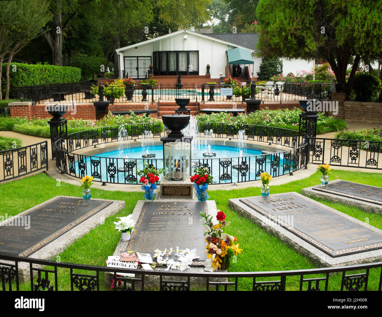 Elvis presleys grave hi-res stock photography and images - Alamy
