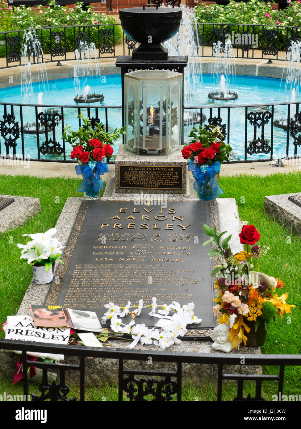 Elvis presley grave graceland mansion hi-res stock photography and ...