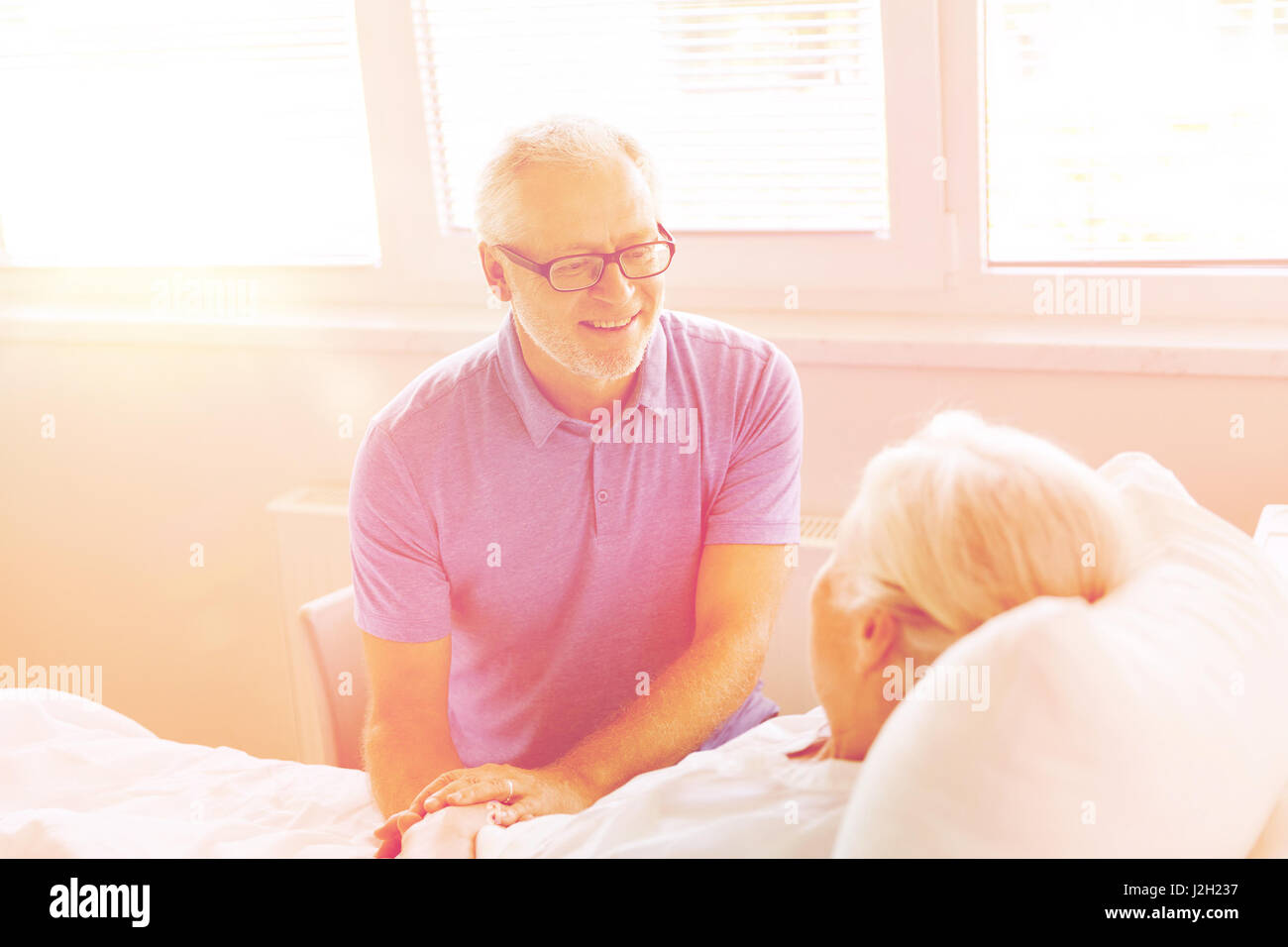 Couple senior hospital bed hi-res stock photography and images - Alamy