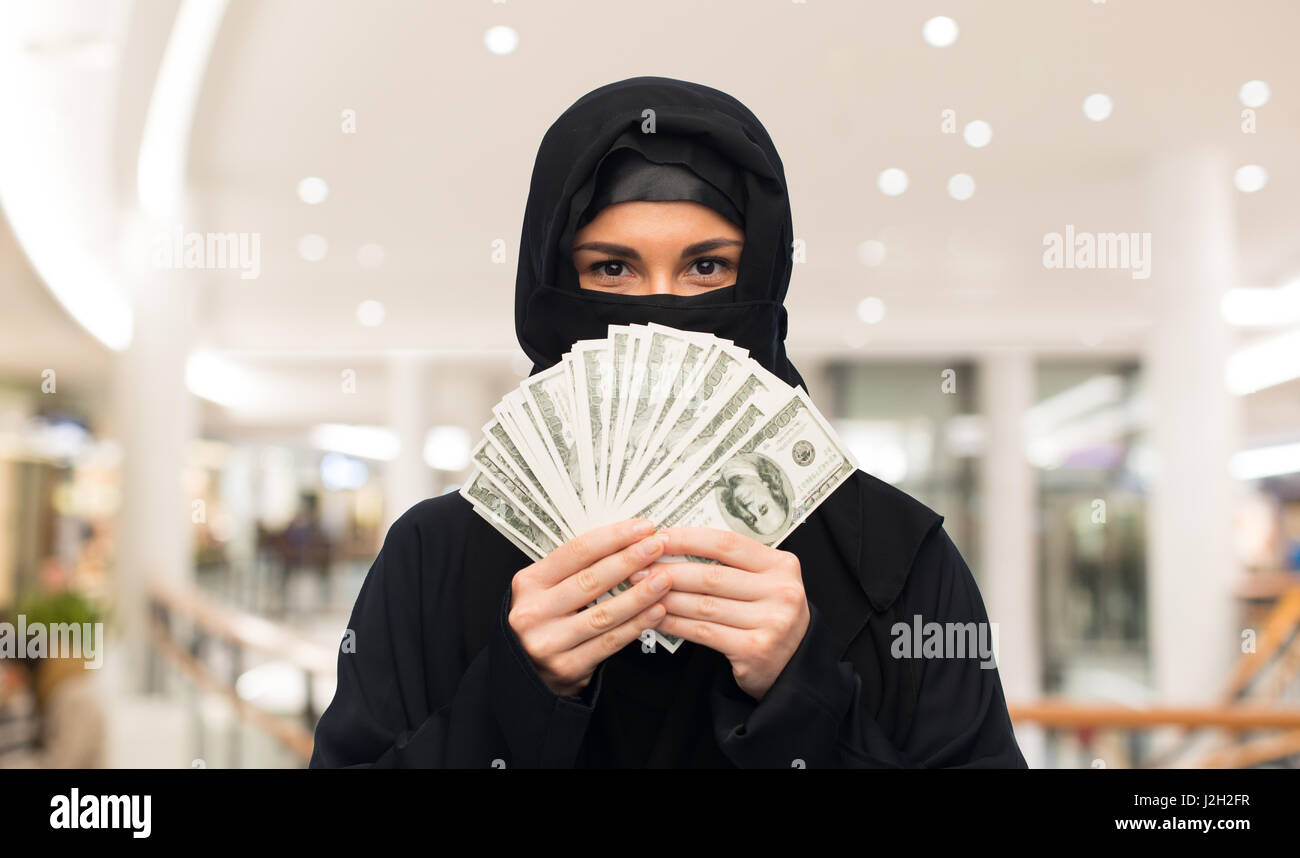 Muslim woman in hijab money hi-res stock photography and images - Alamy