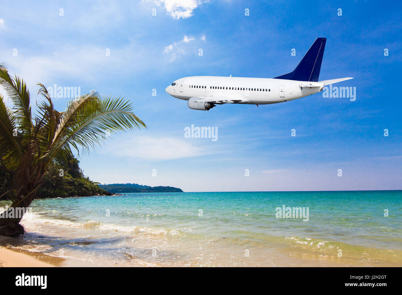 Passenger Airliner flying Stock Photo - Alamy