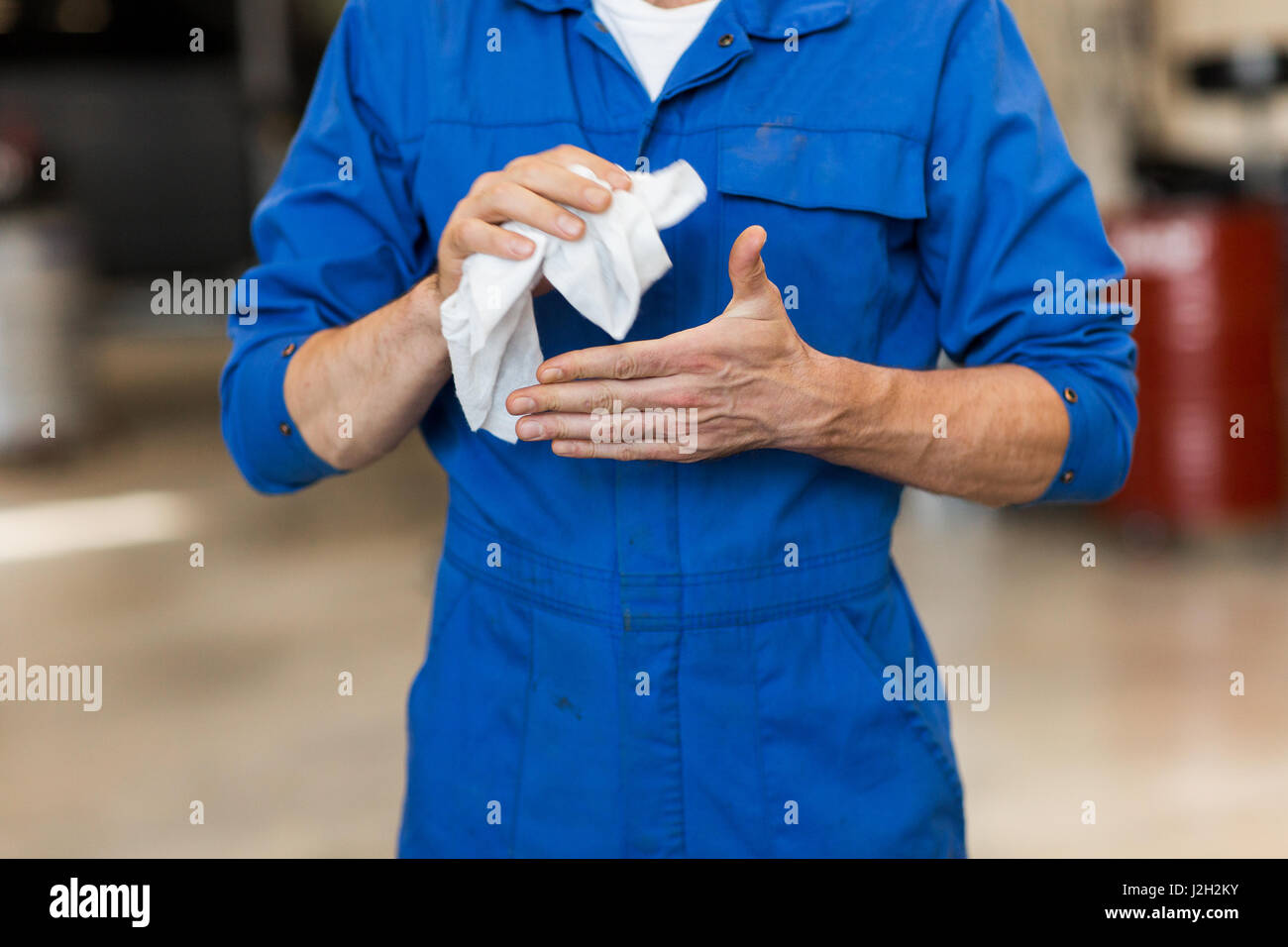 Male car mechanic wiping hi-res stock photography and images - Alamy