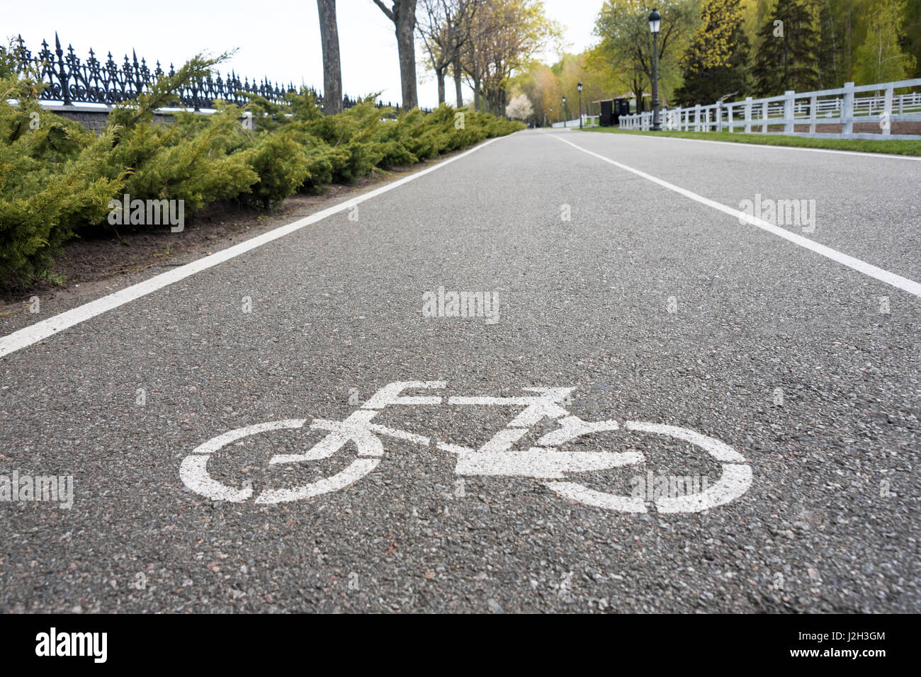 Triangle road sign bicycle hi-res stock photography and images - Alamy