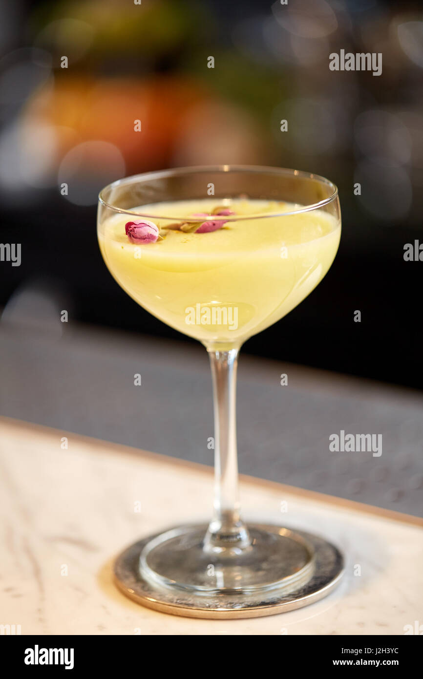 Classic cocktail in coupe hi-res stock photography and images - Alamy