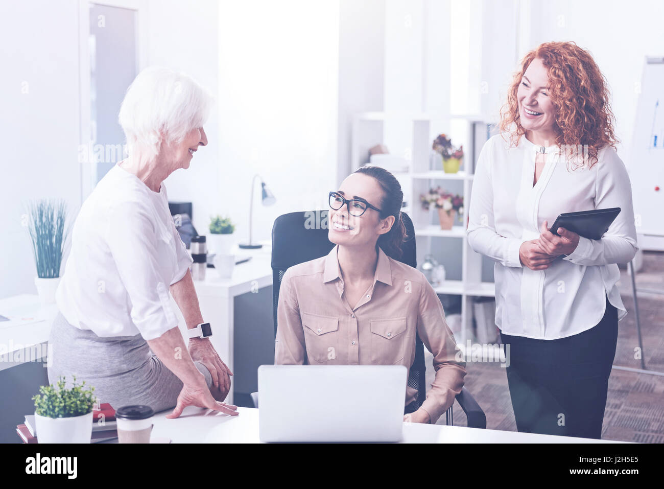 Female security worker discussion hi-res stock photography and images ...