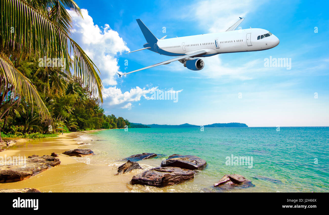 Passenger Airliner flying Stock Photo - Alamy