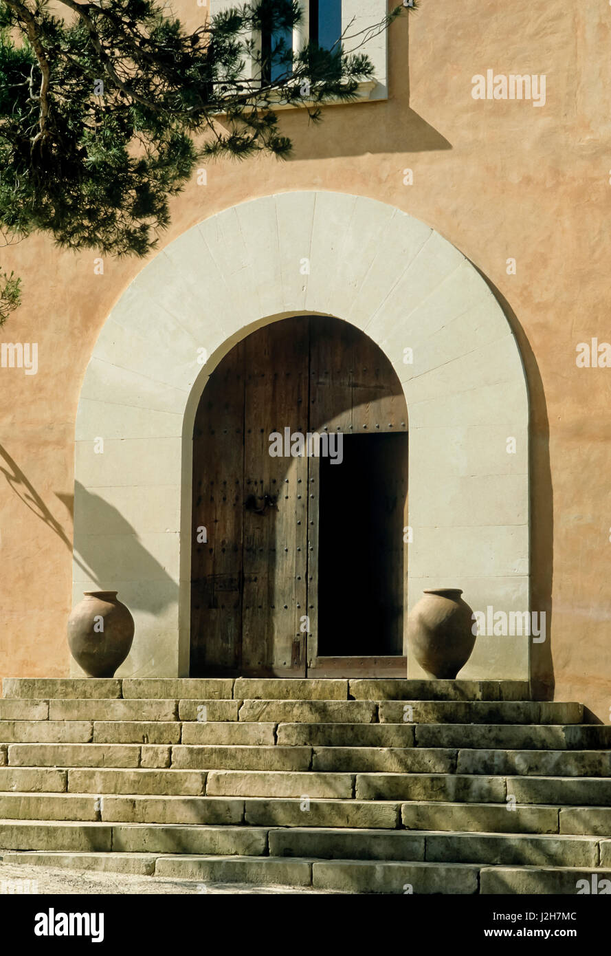 Open entrance building hi-res stock photography and images - Alamy