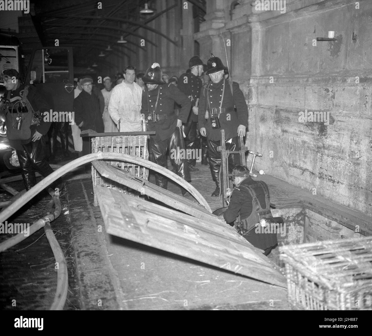 Fireman and ladder hi-res stock photography and images - Alamy