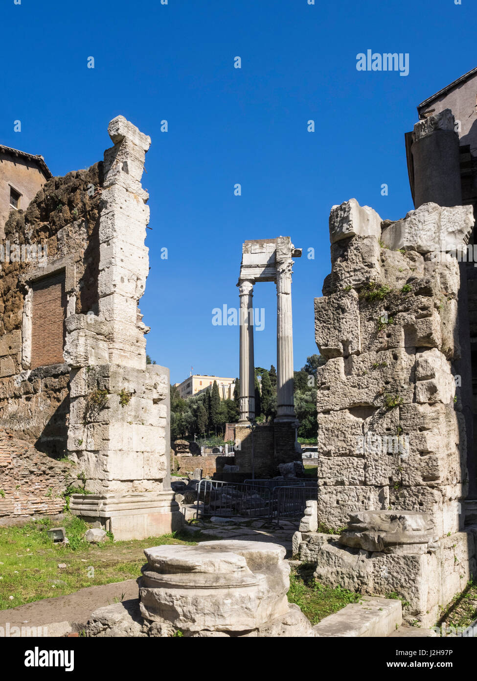 Ancient columns ruins rome hi-res stock photography and images - Alamy