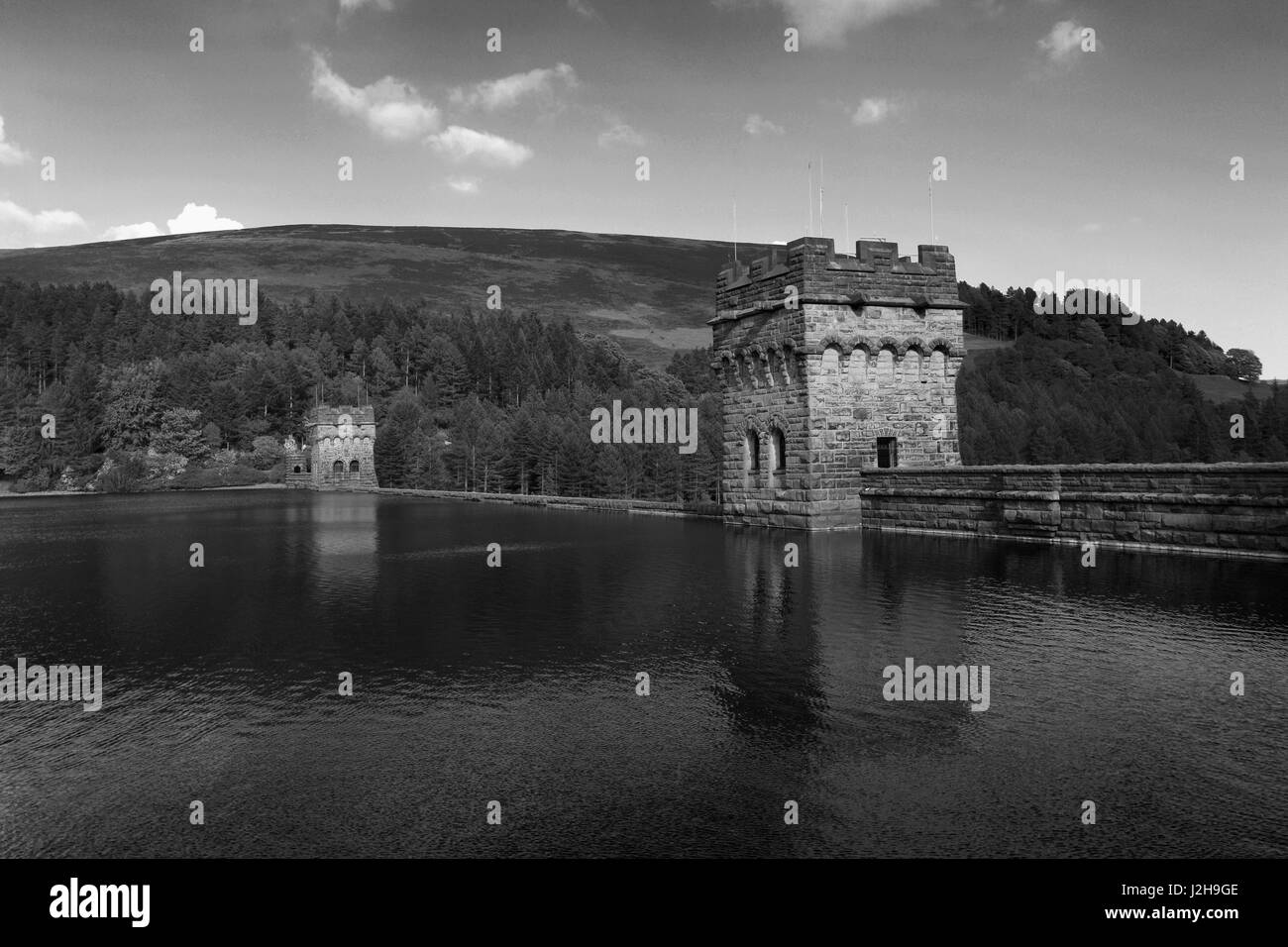 Autumn view of Derwent reservoir dam, Upper Derwent Valley, Derbyshire ...
