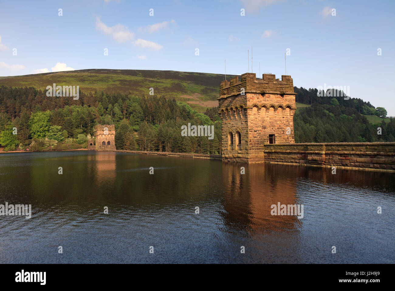 Autumn view of Derwent reservoir dam, Upper Derwent Valley, Derbyshire ...