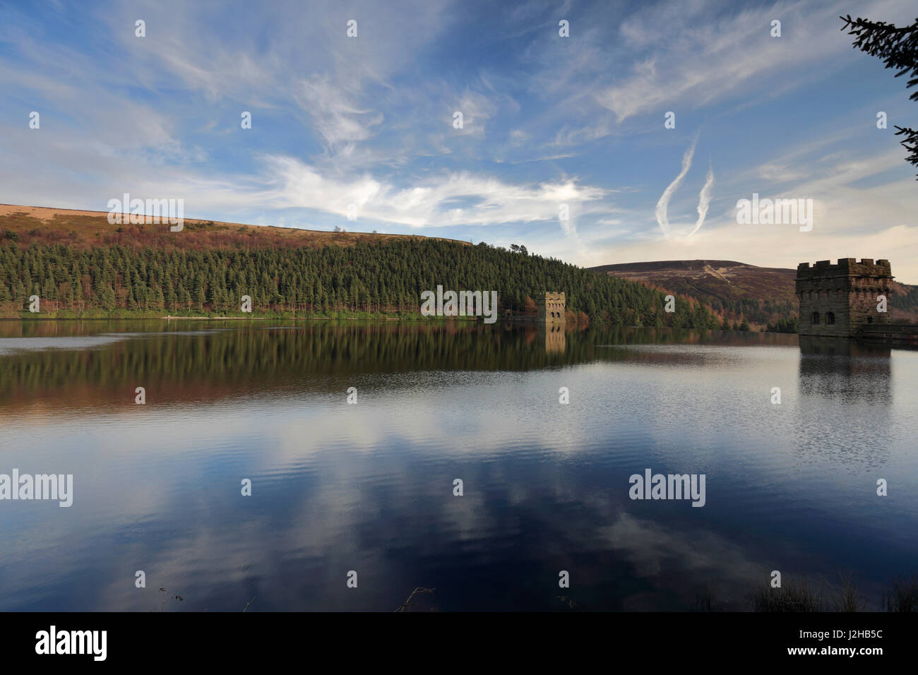 Autumn view of Derwent reservoir dam, Upper Derwent Valley, Derbyshire ...
