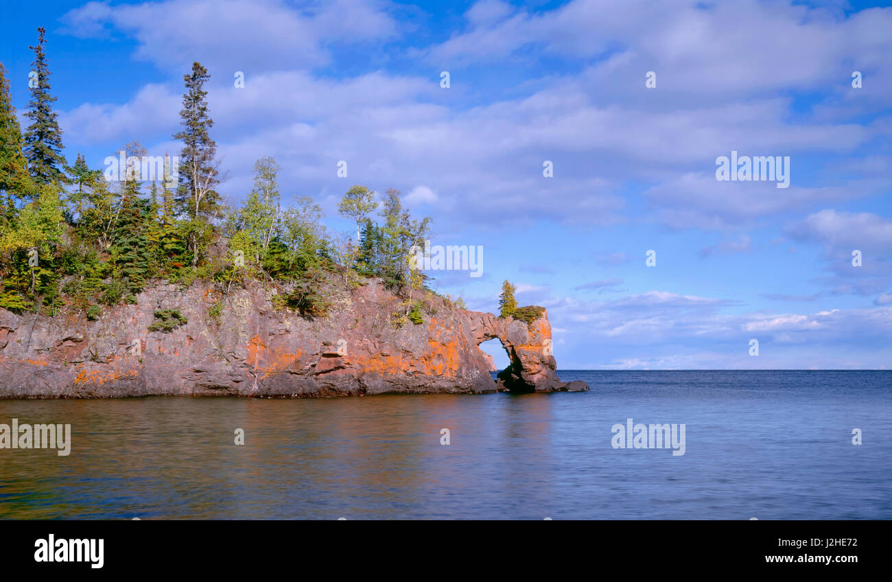 USA, Minnesota, Tettegouche State Park, Lake Superior with distant edge ...