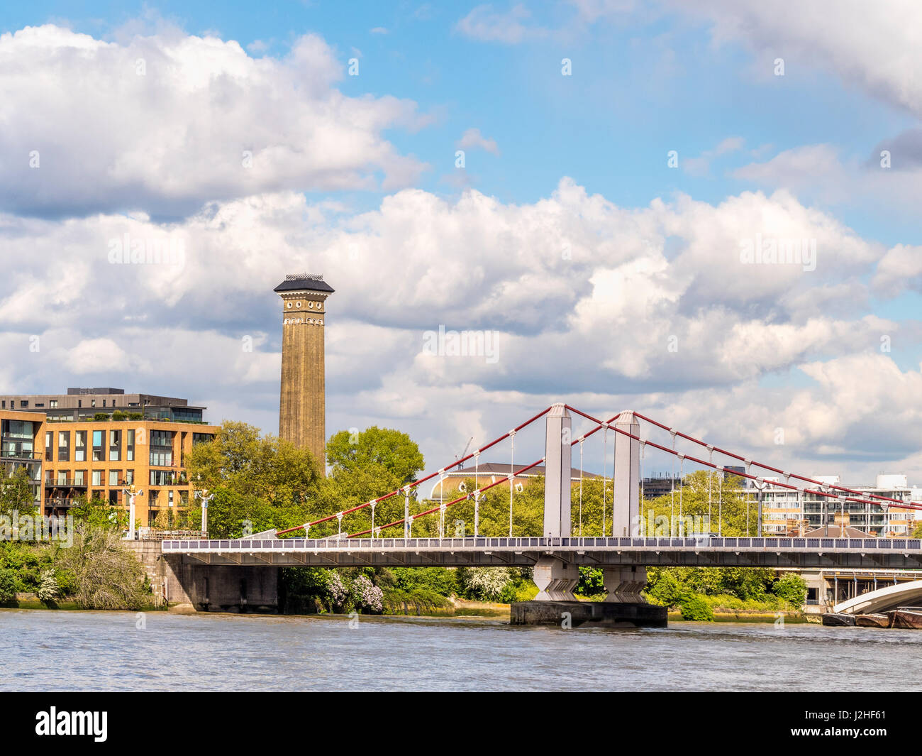 Chelsea Bridge over the River Thames in west London, connecting Chelsea ...