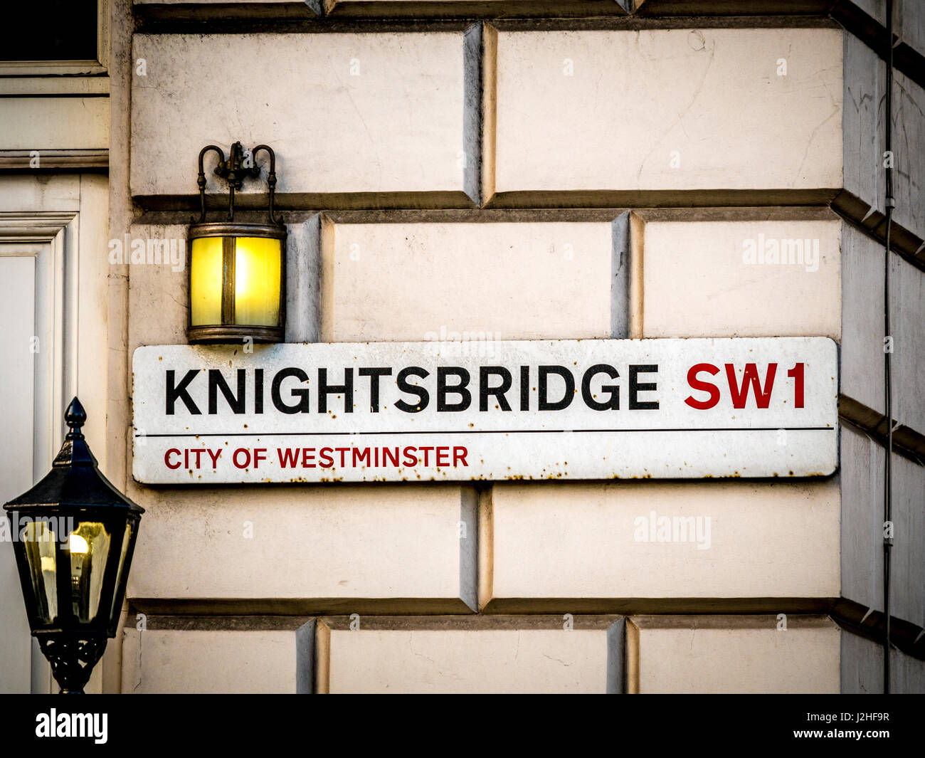 Knightsbridge street name hi-res stock photography and images - Alamy
