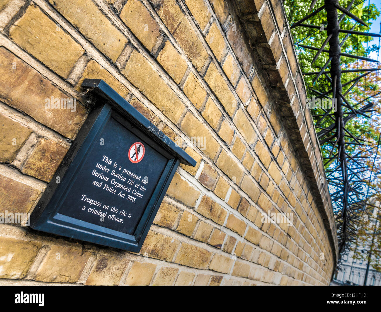 Warning sign and barriers along perimeter wall of buckingham Palace ...