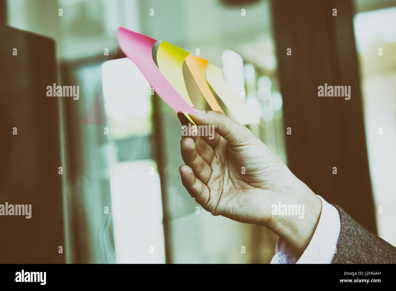 Person holding sticky note hi-res stock photography and images - Alamy