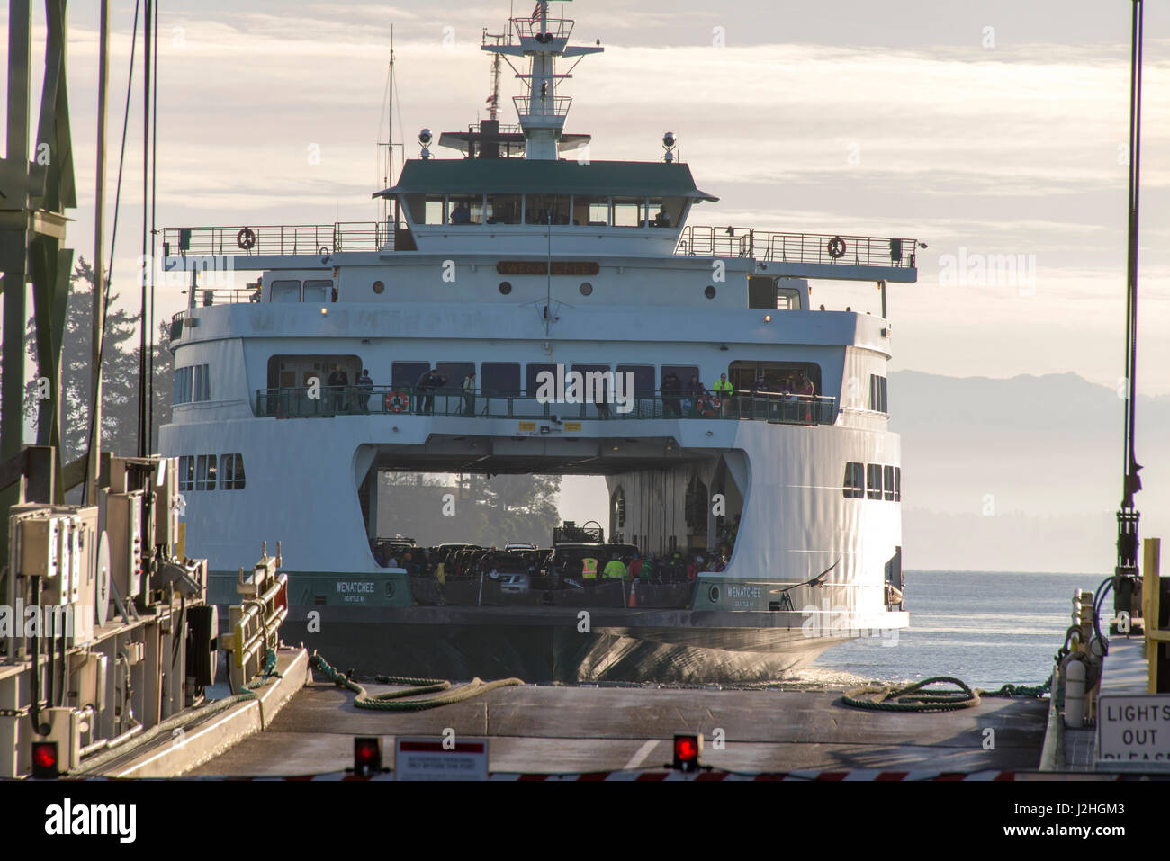 Wa seattle ferry arrives bainbridge first hi-res stock photography and ...