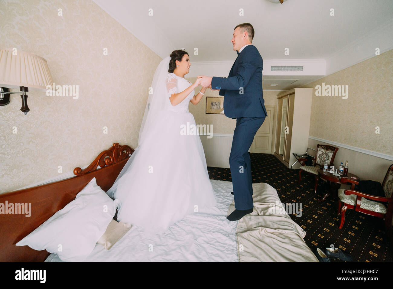 Young women hotel room party hi-res stock photography and images - Alamy