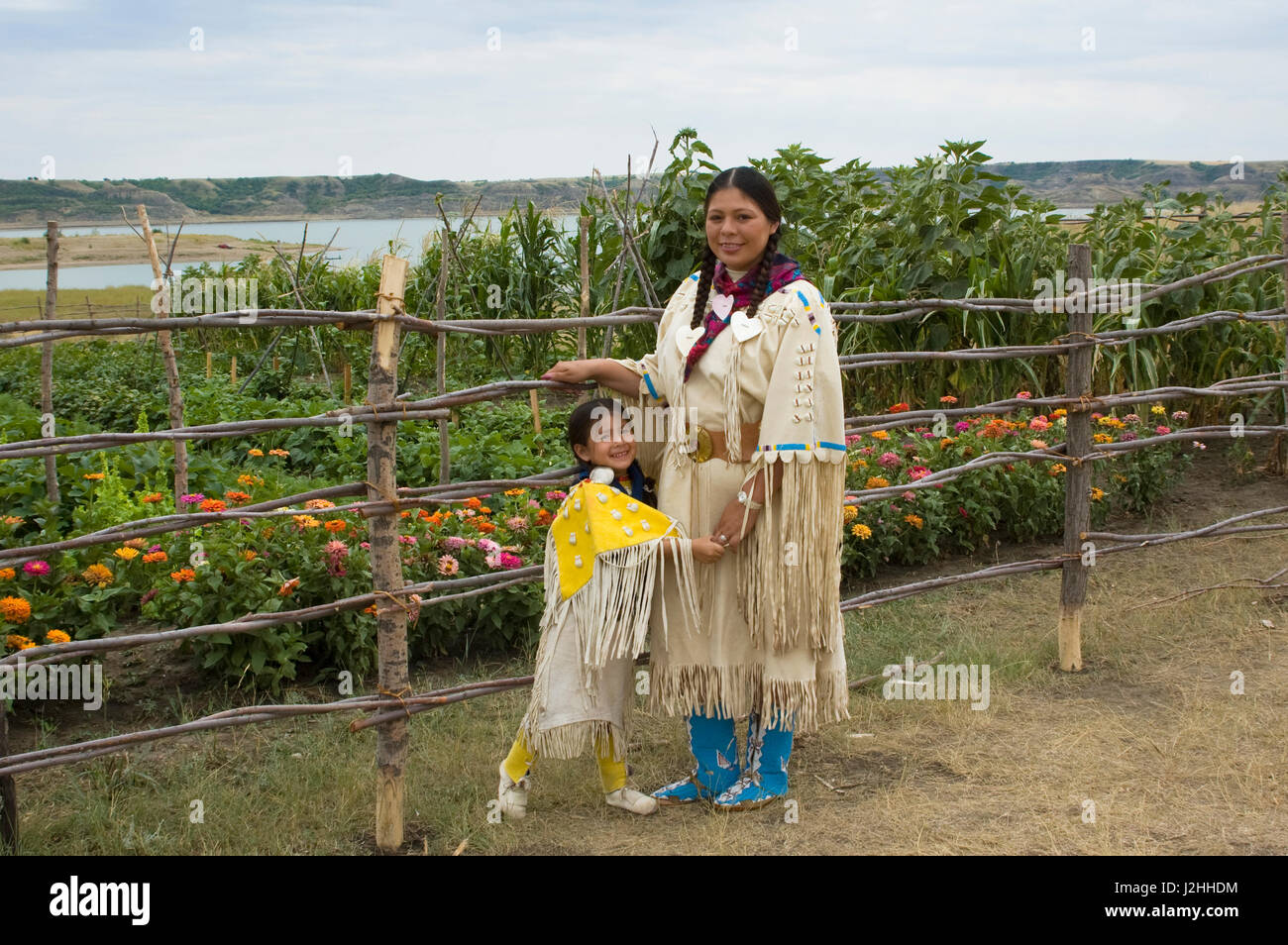 Mandan, Arikara and Hidatsa women tended to the crops in gardens and ...