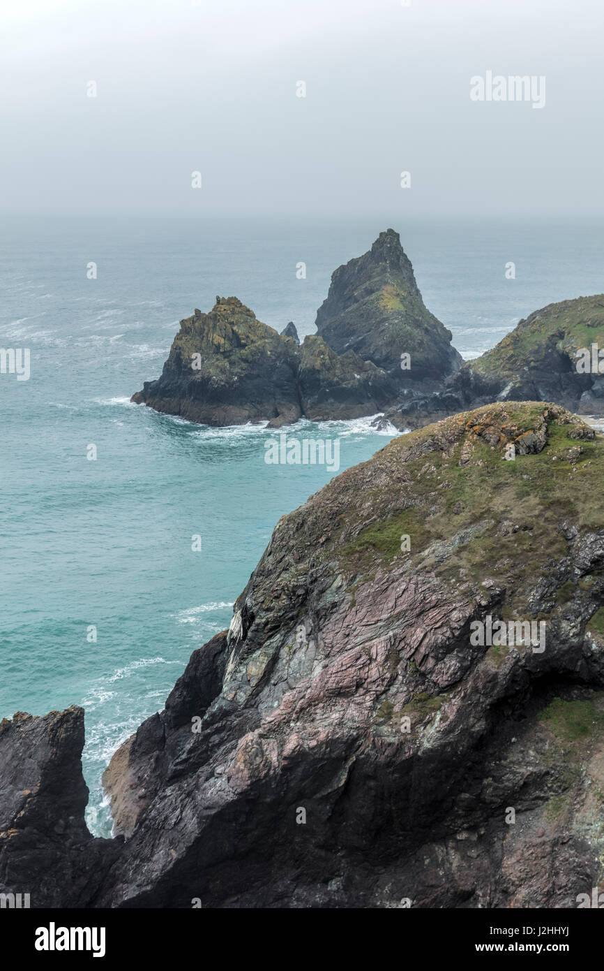 Rocks off cornish coast hi-res stock photography and images - Alamy