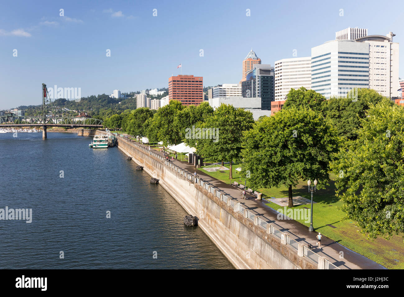 USA, Oregon, Portland. Waterfront park from the Morrison Bridge Stock ...