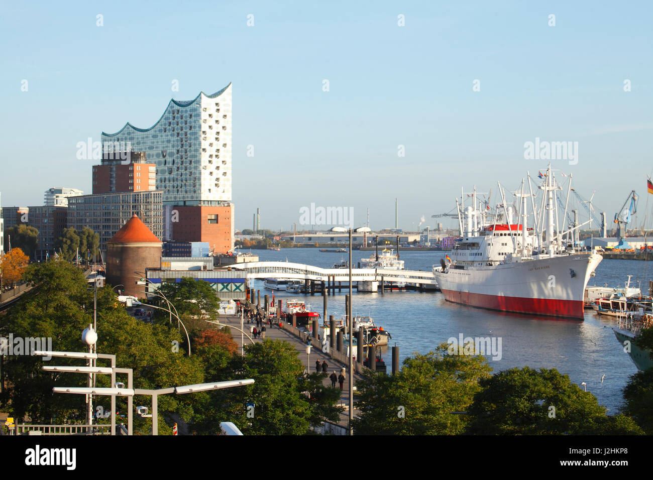 Elbphilharmonie mit museumsschiff cap san diego hi-res stock ...